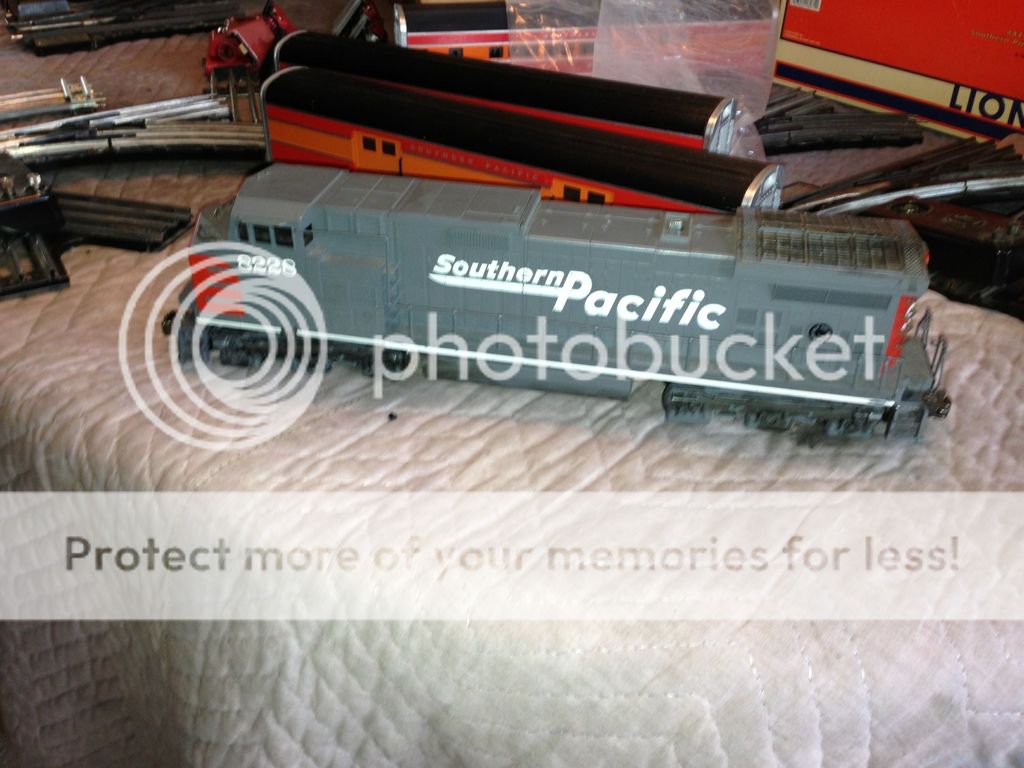 Help identifying locomotive? Dash-9?