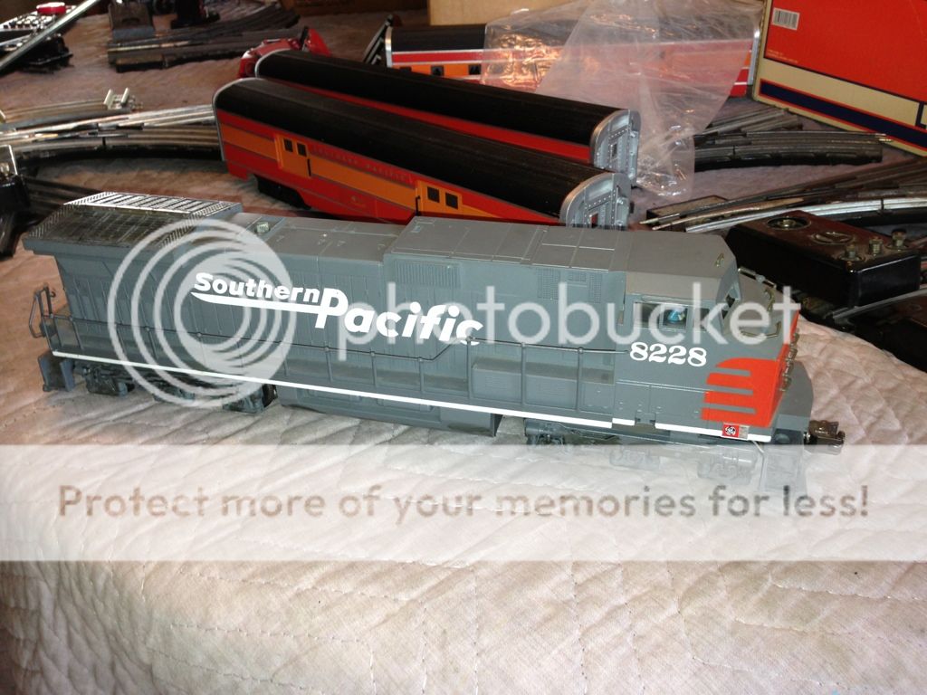 Help identifying locomotive? Dash-9?